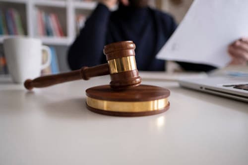 Avocat dans le droit pénal : qui choisir Avocat dans le droit pénal : qui choisir